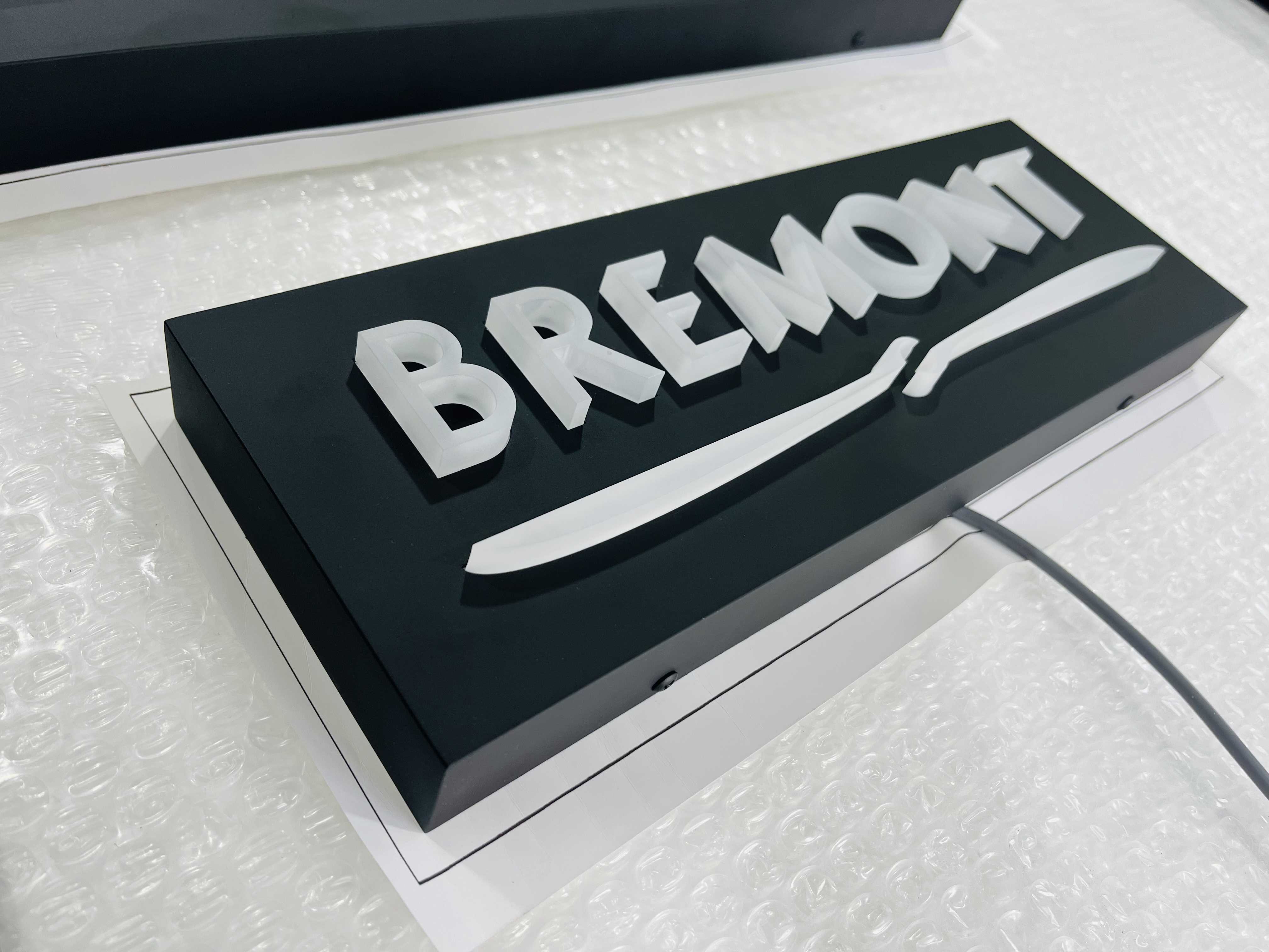 LIGHT BOXES WIT PUSH-THRU ACRYLIC LETTERINGS-企业官网